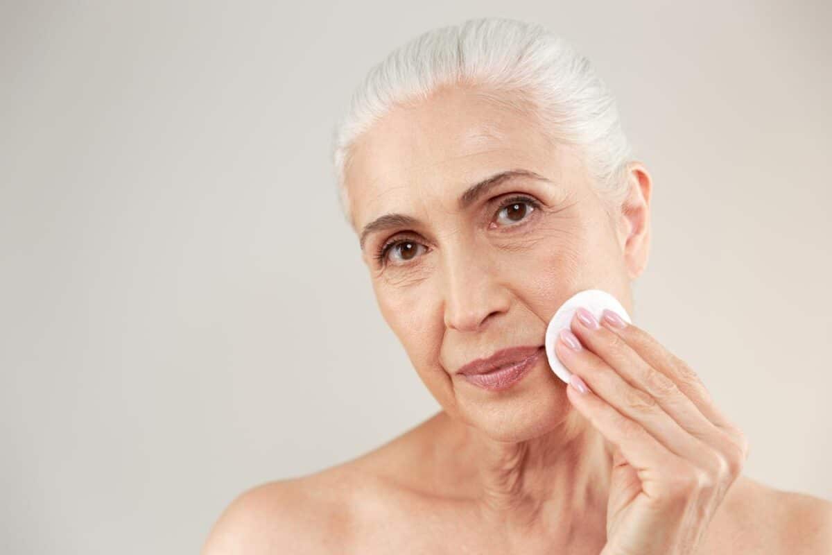 9 Tips For Applying Makeup To Mature Skin | Viviane Woodard Skincare